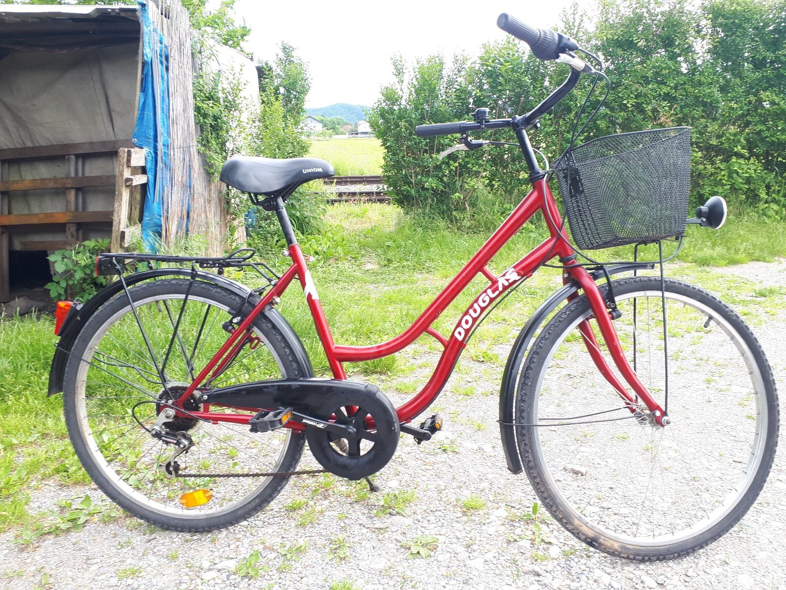 zensko mestno kolo s prestavami in kosaro