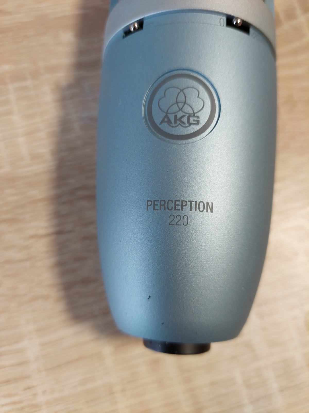 Studijska kondenzatorska mikrofona AKG PERCEPTION 220