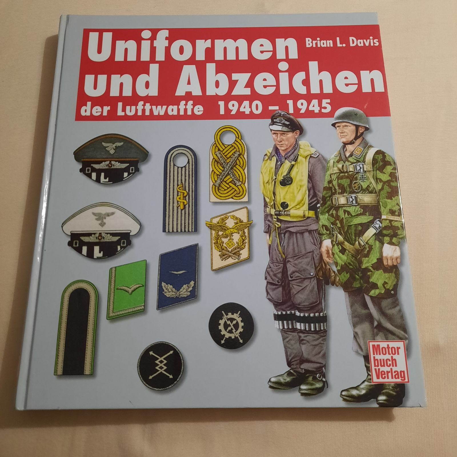 Knjiga Uniformen und Abzeichen der Luftwaffe 1940-1945