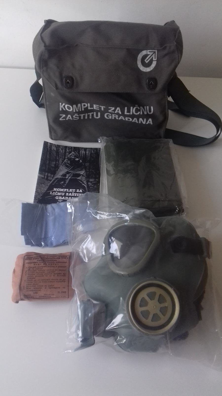 Nova plinska gas maska z novim zaščitnim filtrom_zaščitni plašč