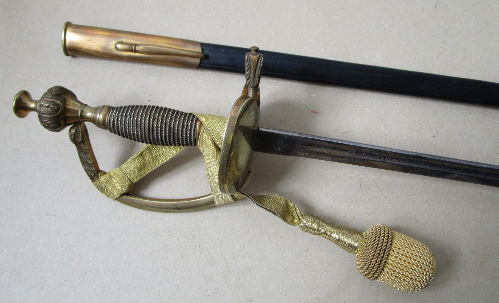 Pruska časniška sablja z gravurami