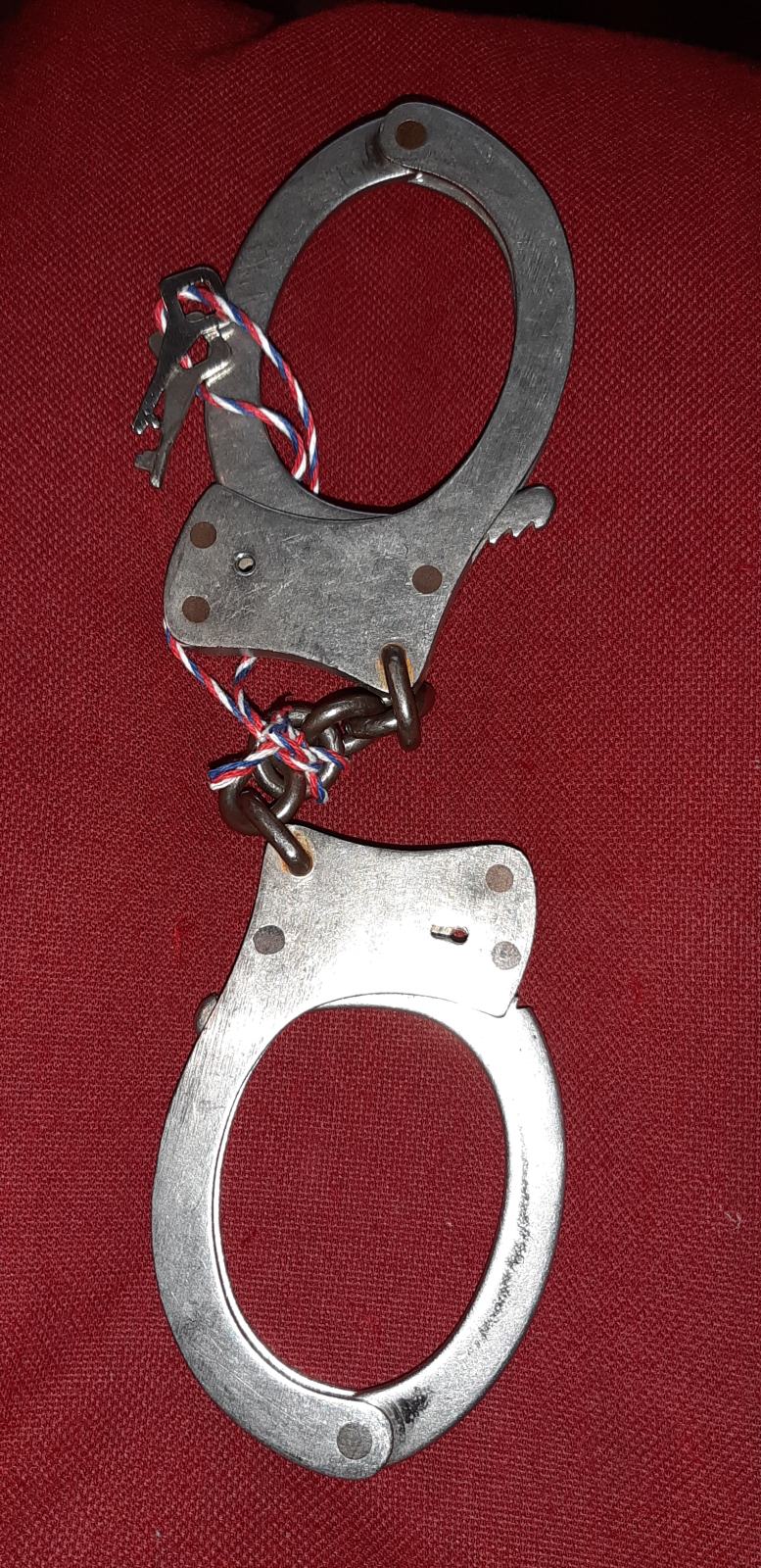 STARE MILIČNIŠKE POLICIJSKE LISICE BREZHIBNE