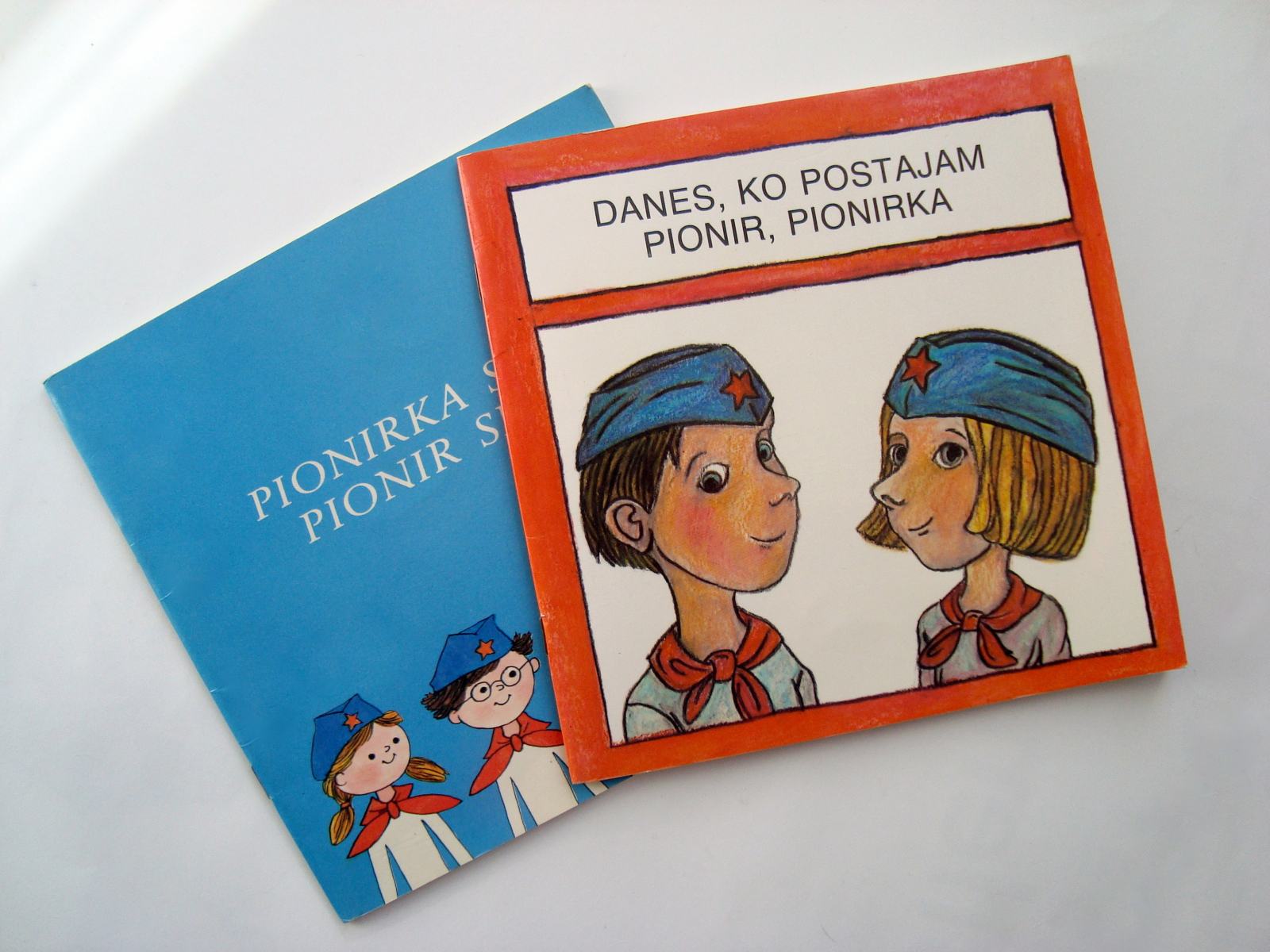 2x pionirski knjigi: Danes,ko postajam pionir-ka / Pionir-ka sem!