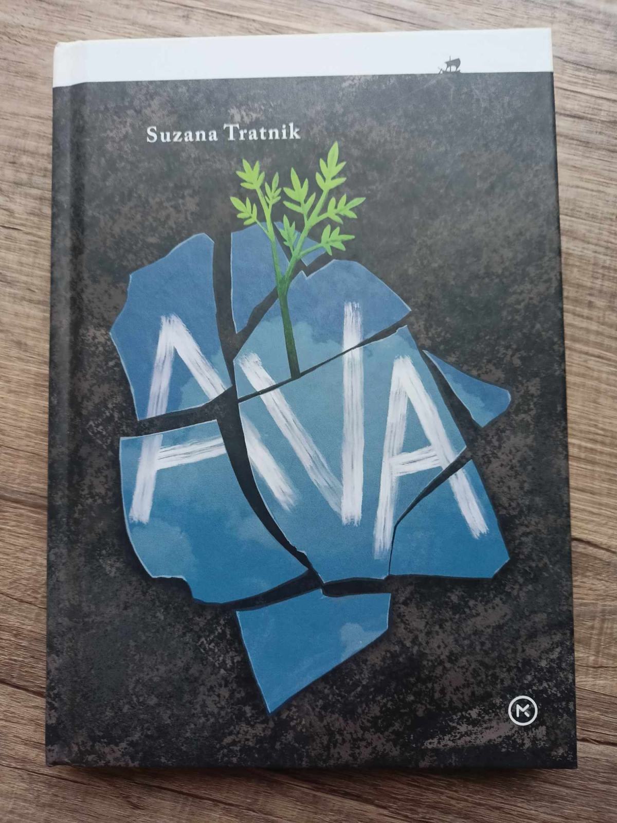 Knjiga: AVA (Suzana Tratnik)