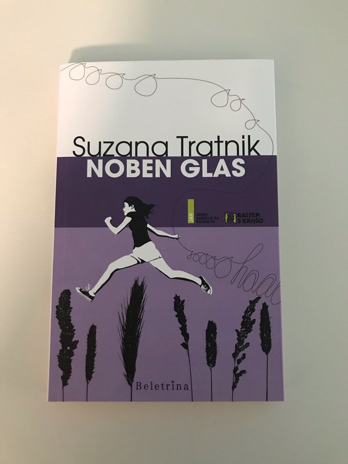 Knjiga Suzana Tratnik - Noben glas