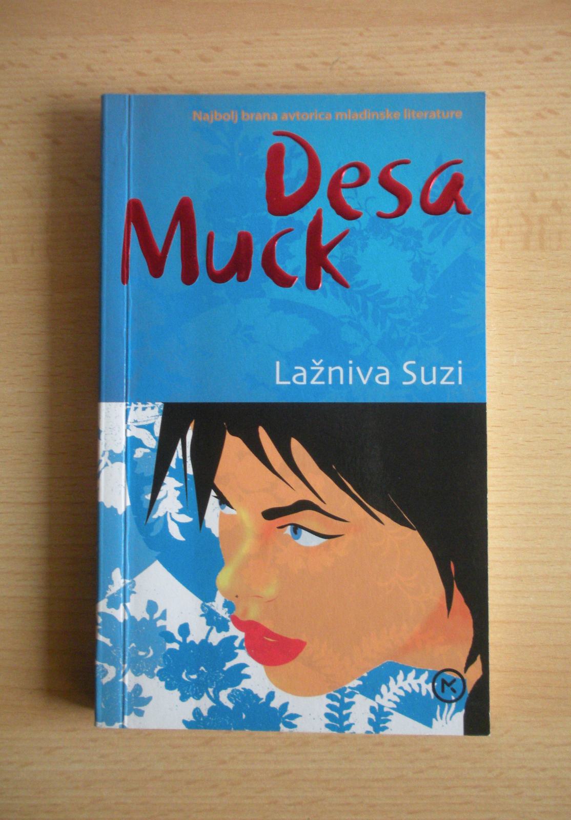 Lažniva Suzi, Desa Muck