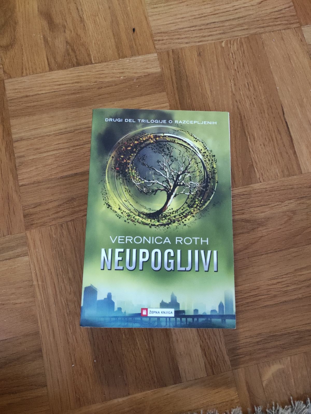 Prodam knjižno uspešnico Neupogljivi, zelo dobro ohranjena