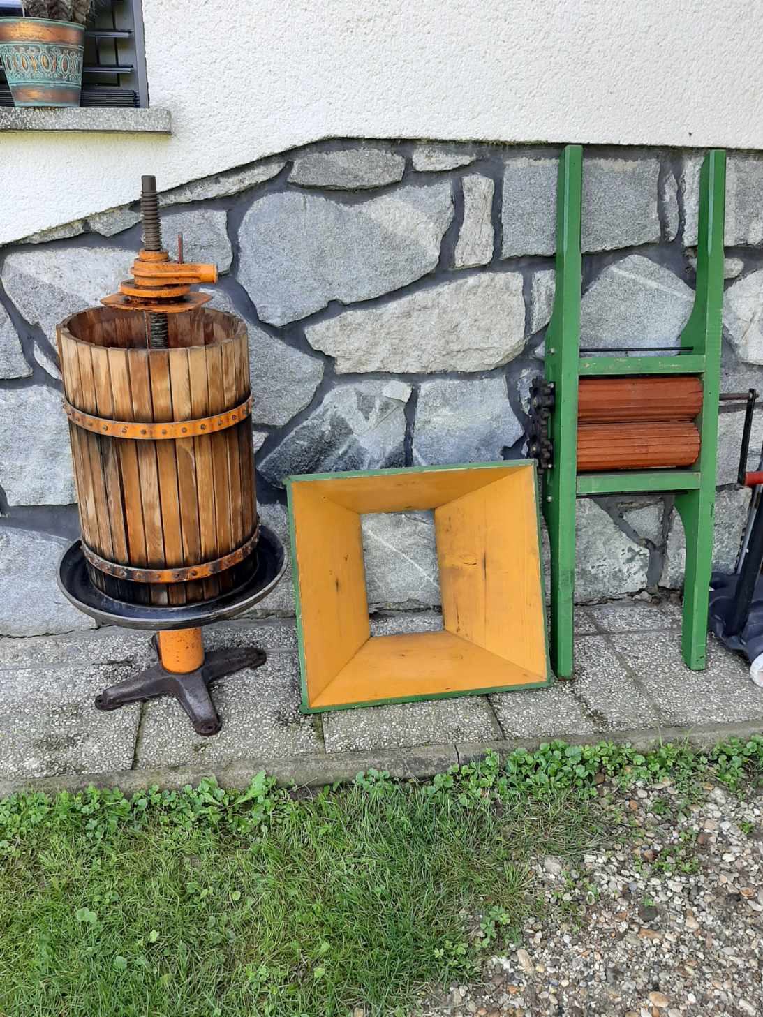 Prodamo mlin in preša za grozdje. stiskalnik grozdje, mlinček