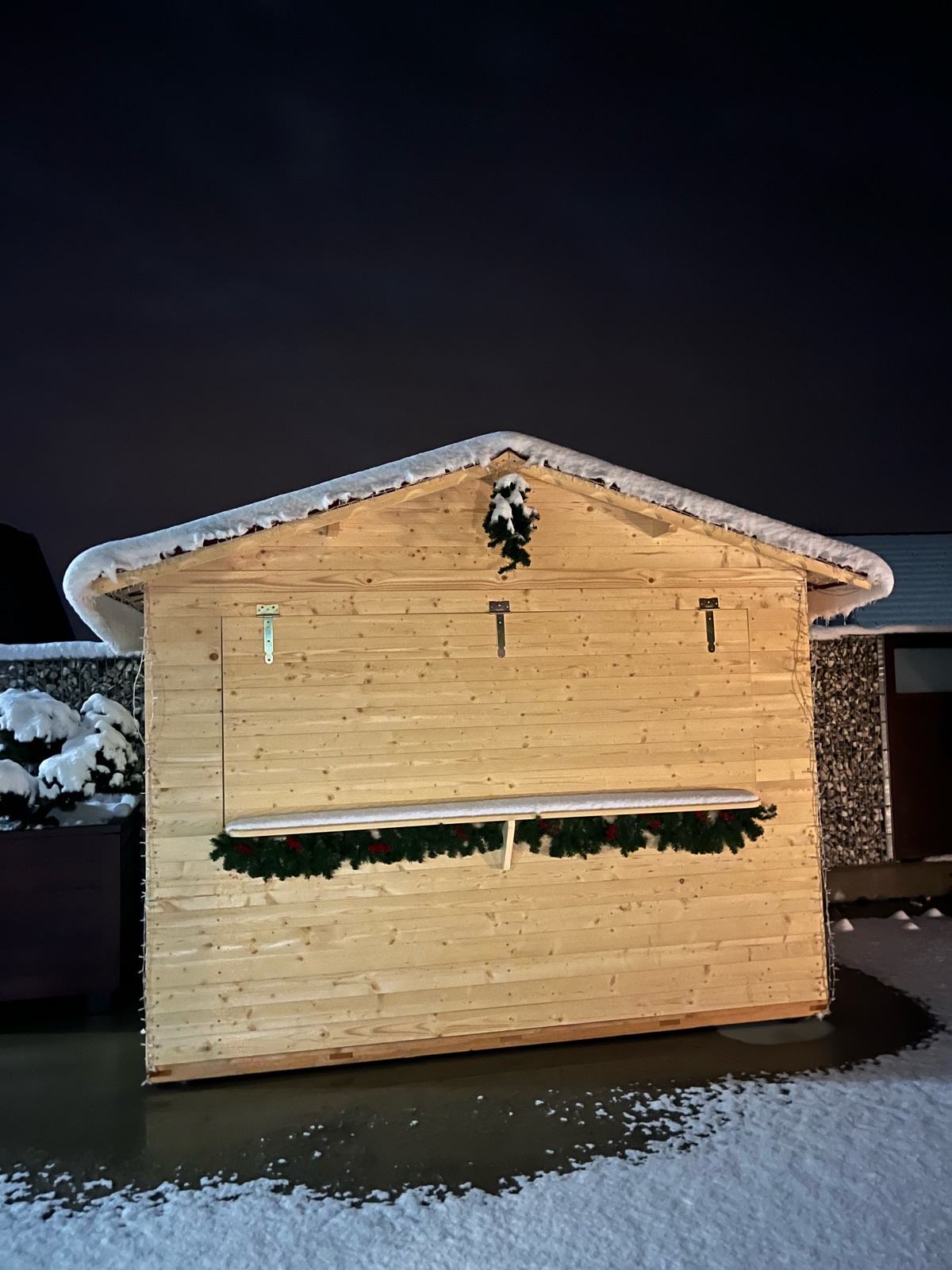 Lesena hiška/prodajna stojnica/kiosk