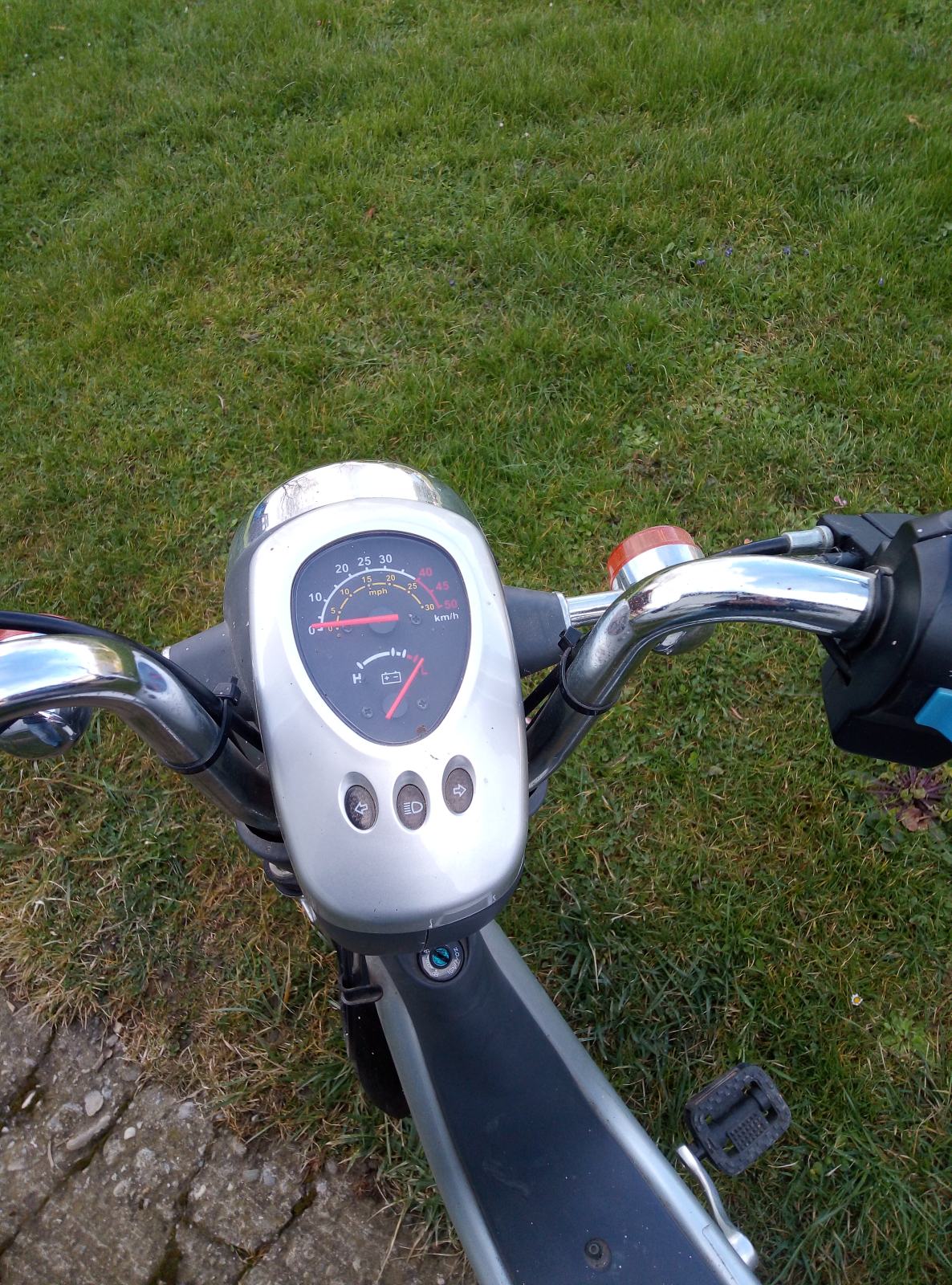 Druge znamke Kolo z motorjen na elekro pogon in pedela 50 cm3, 2014 l.