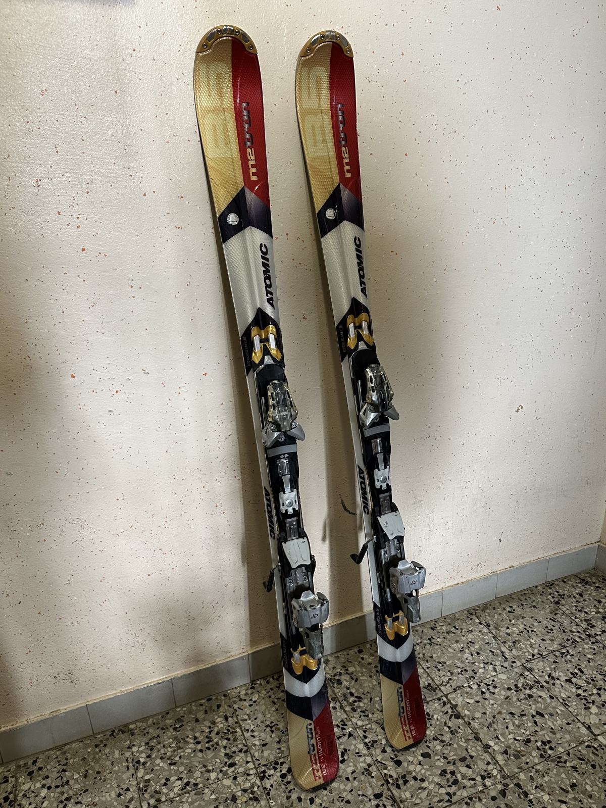 Smuči Atomic Metro B5 152cm, radij 10m