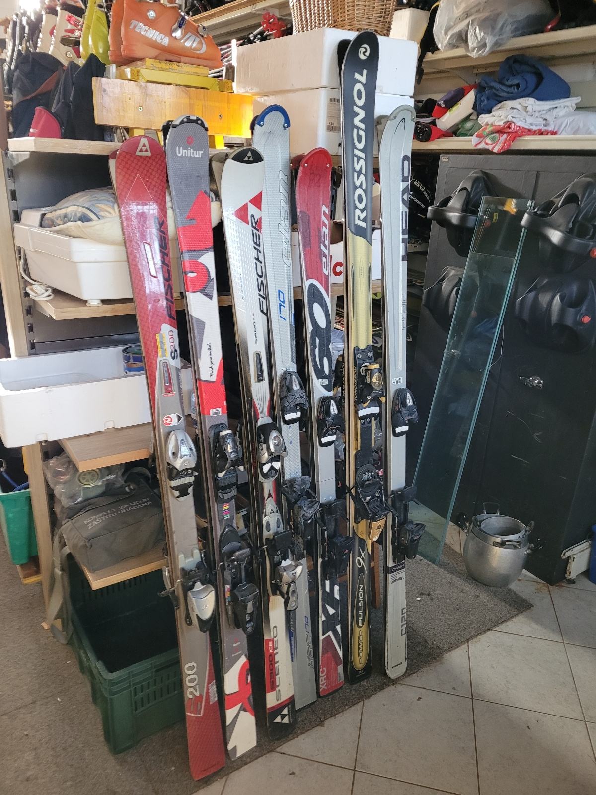 Več parov smuči prodam, dolzina 160 do 180 cm