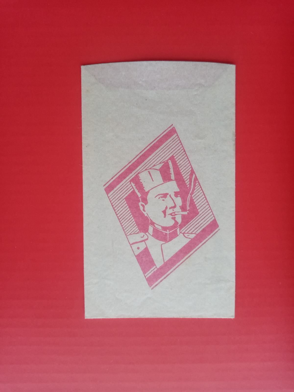 Kuverta papirnata-embalaža.Uniformiran vojak s cigareto