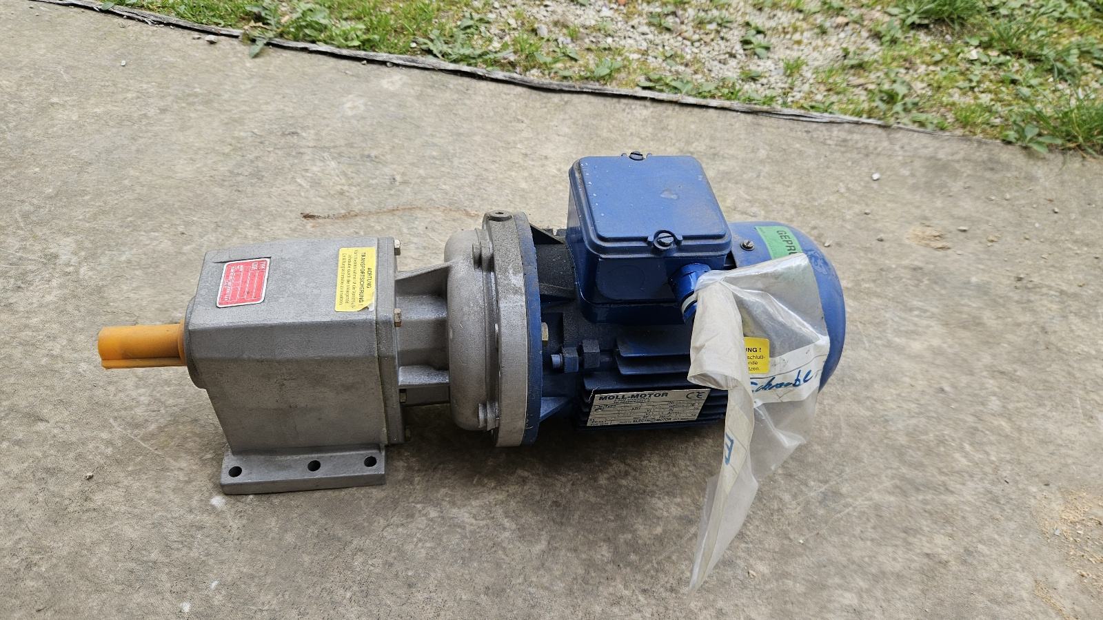 Elektromotor z reduktorjem 400V 0,37kW 1350/177 obr/min