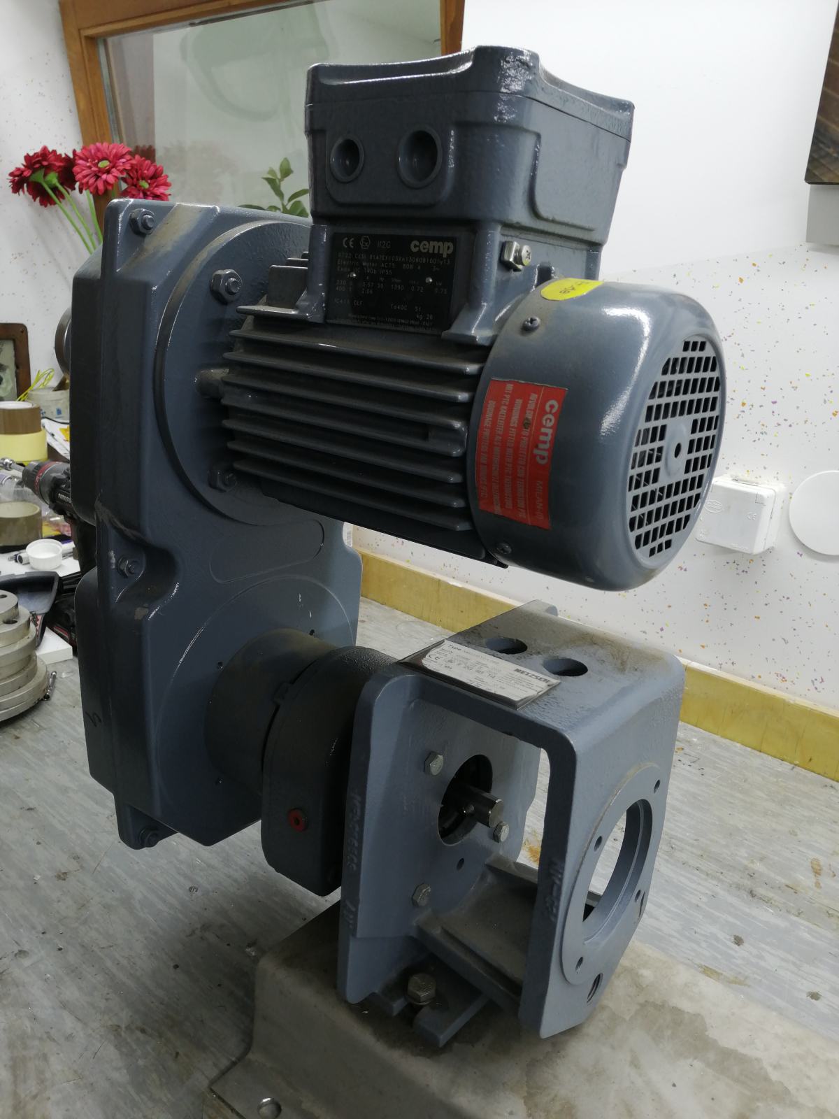 Elektromotor z reduktorjem