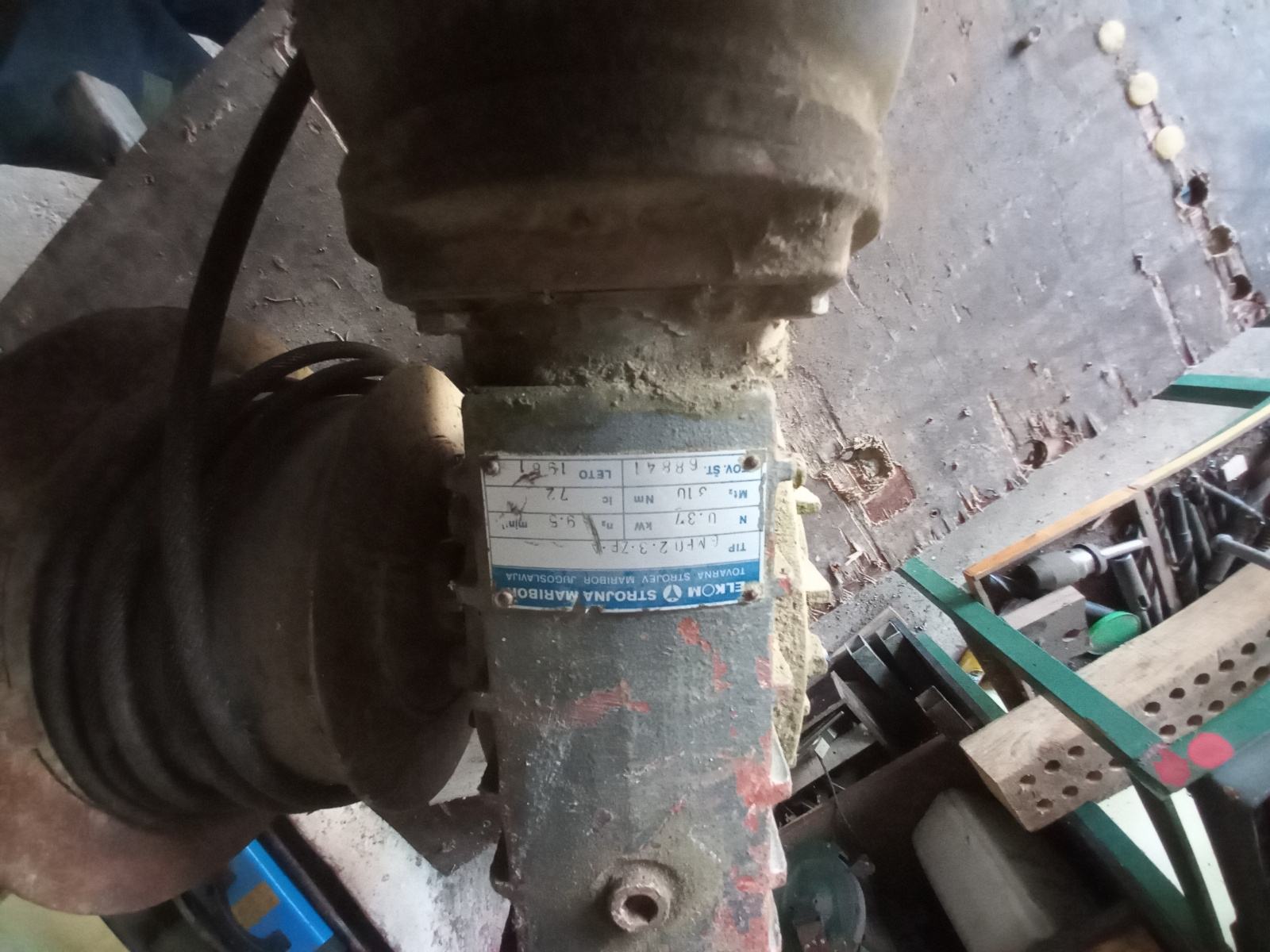 Reduktor z elektromotorjem