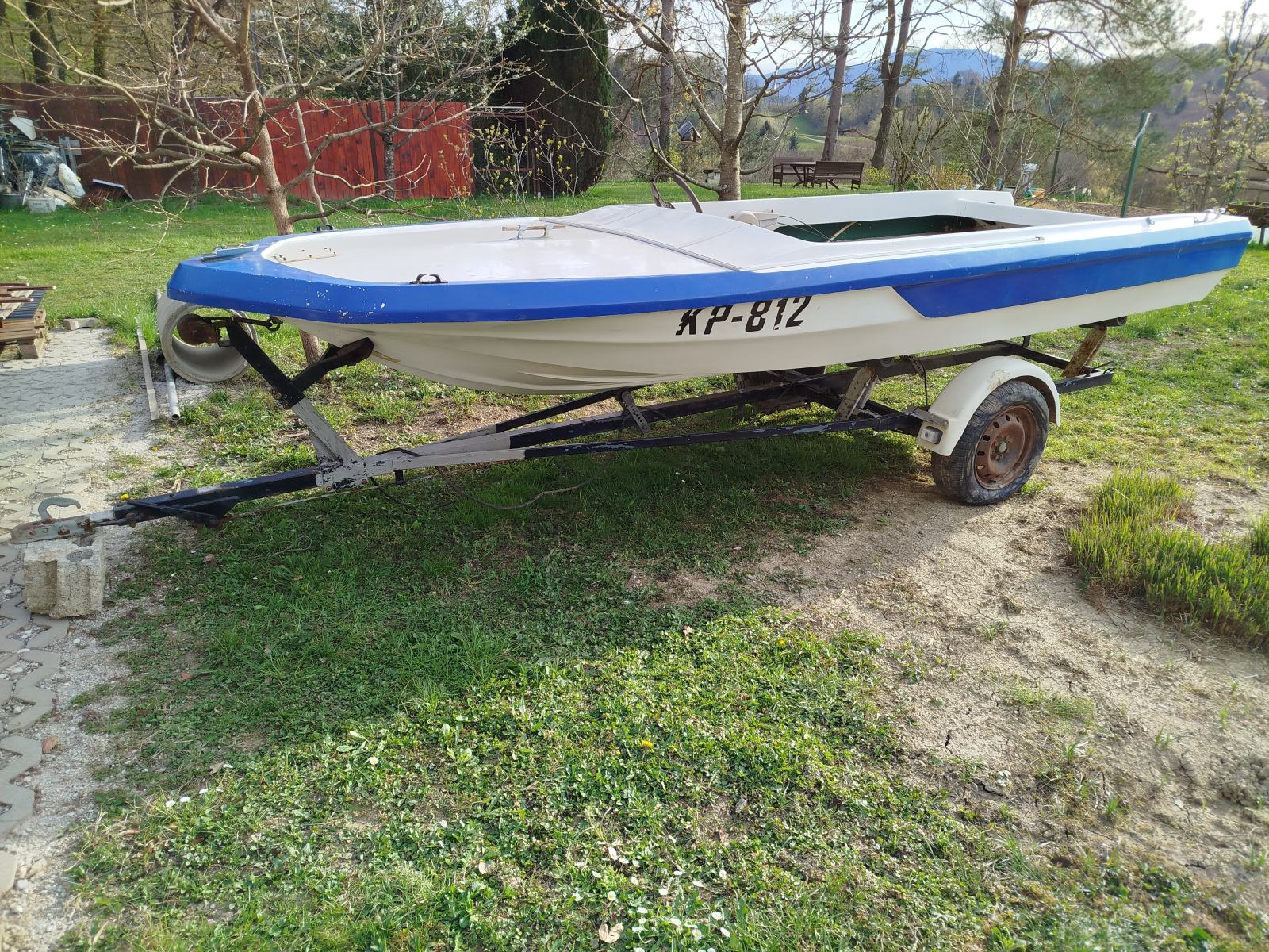 Starejši gliser ELAN GT-901 s prikolico