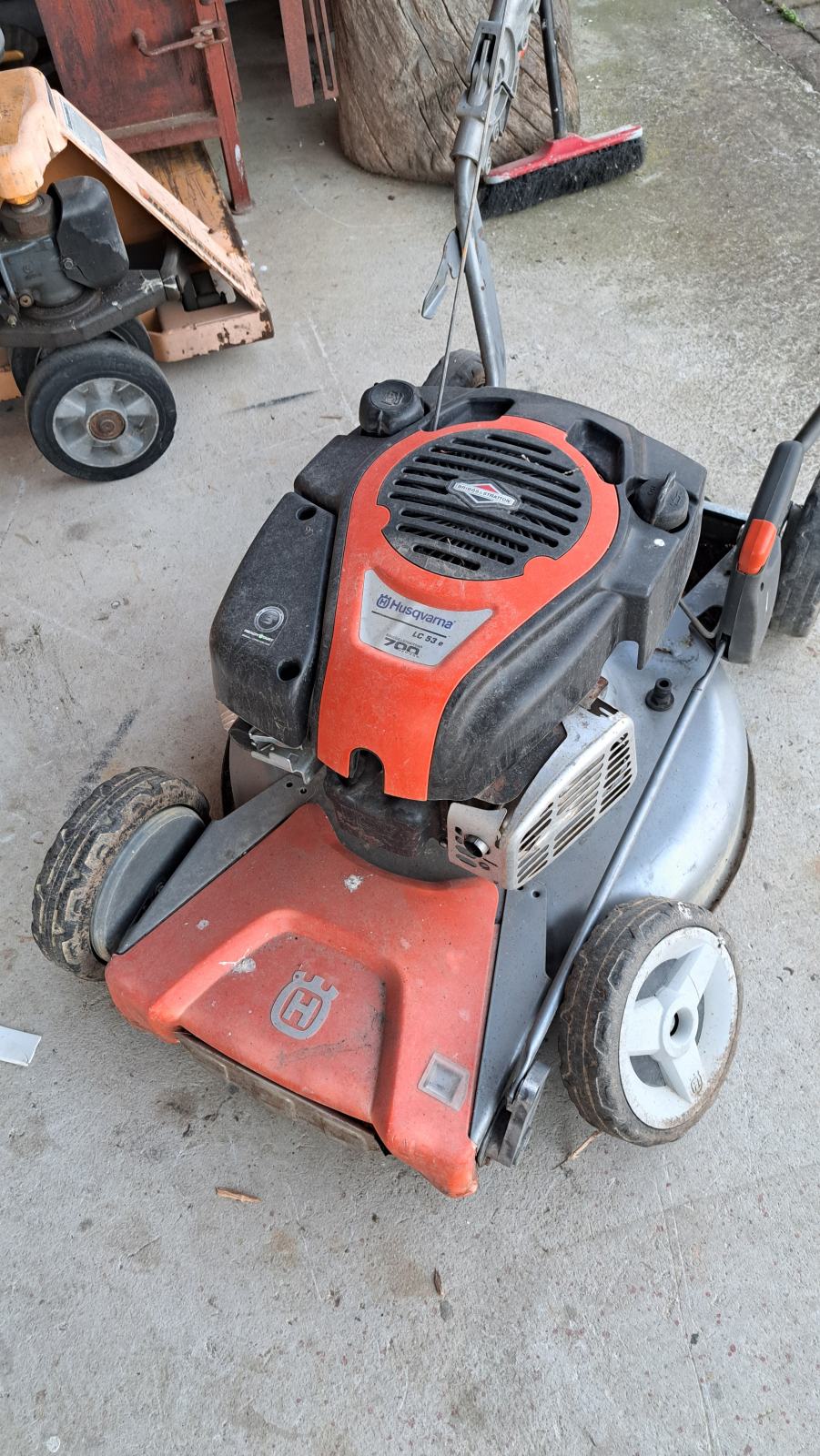 Briggs and Stratton series 700 (Husquarna LC53)