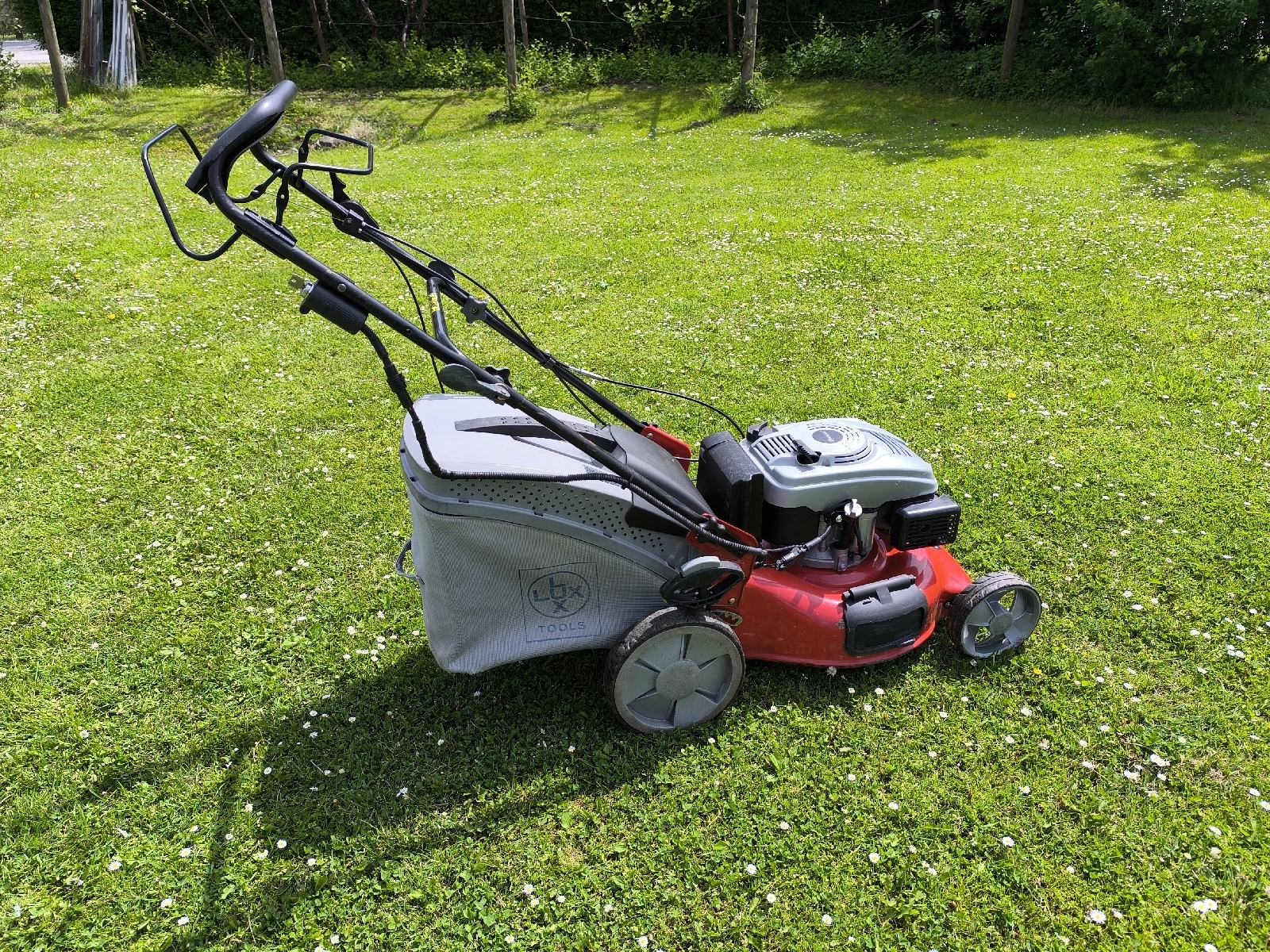 Samohodna vrtna kosilnica z električnim/bakterijskim vžigom