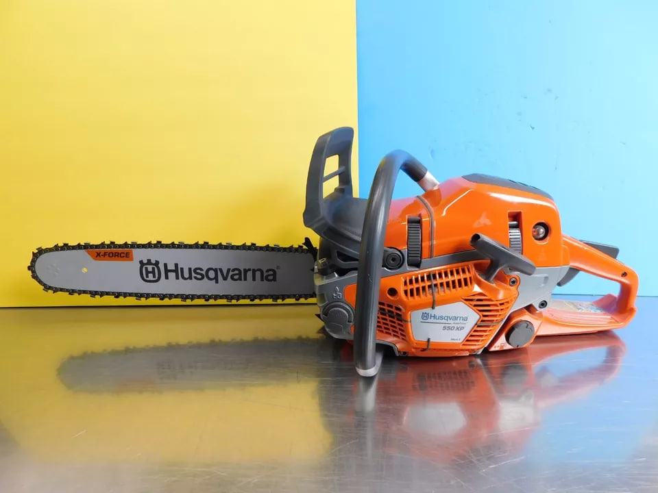Nova motorna žaga Husqvarna 550XP z verigo 18 palcev - preko predalnik