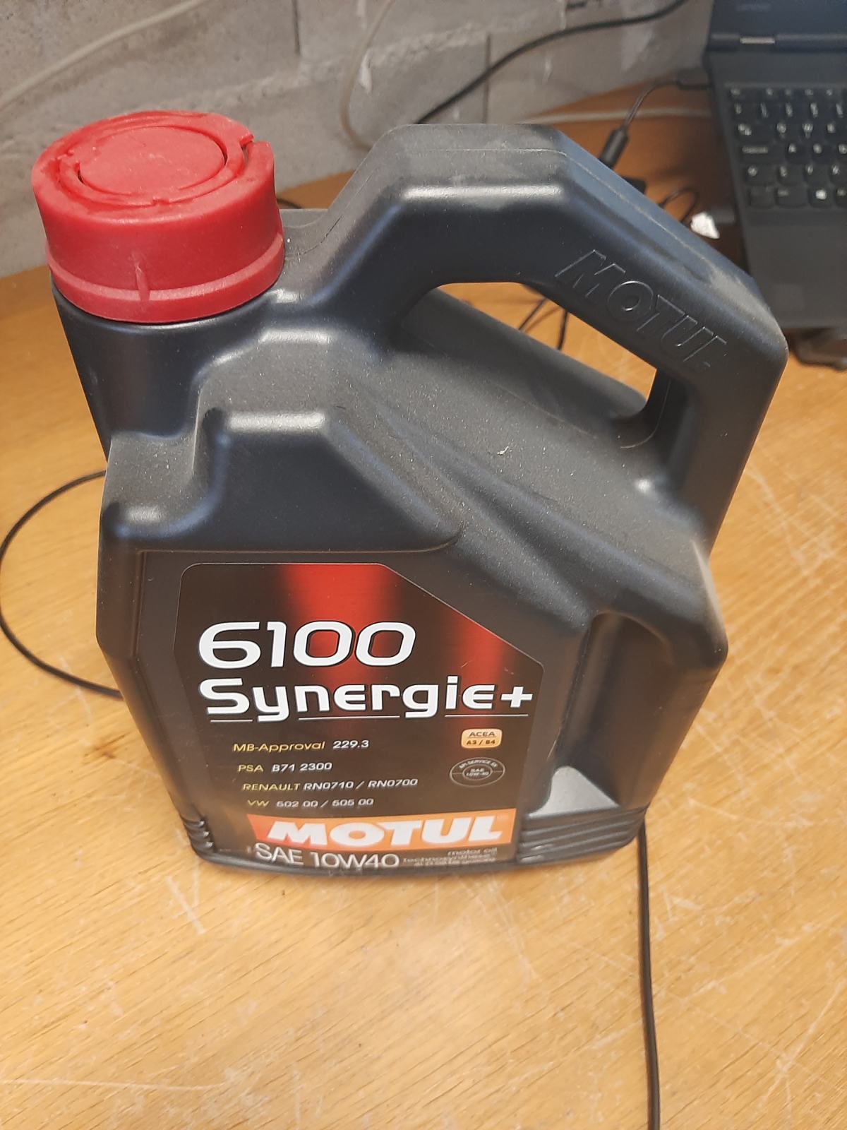 Motorno olje Motul 6100 Synergie+ 10W40, 4l, pol ceneje
