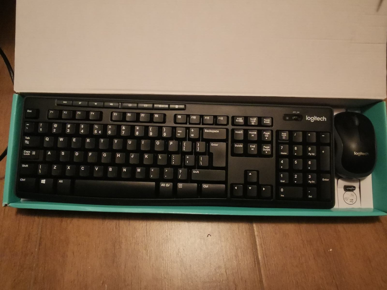 Logitech MK270 brezžični namizni komplet