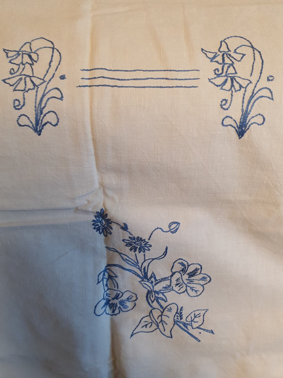 STENSKI PRT RETRO Z MODRO PREJO VEZEN MOTIV FANT IN DEKLICA Z DEŽNIKOM