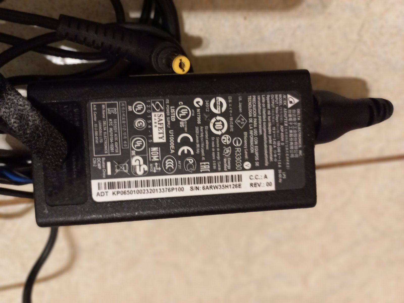 Adapter napajalnik za prenosnik različne znamke
