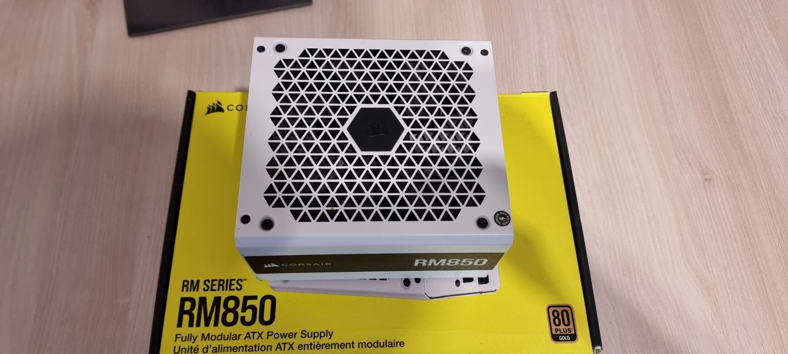 Corsair RM850 – 850W, 80 PLUS Gold, popolnoma modularen – bel