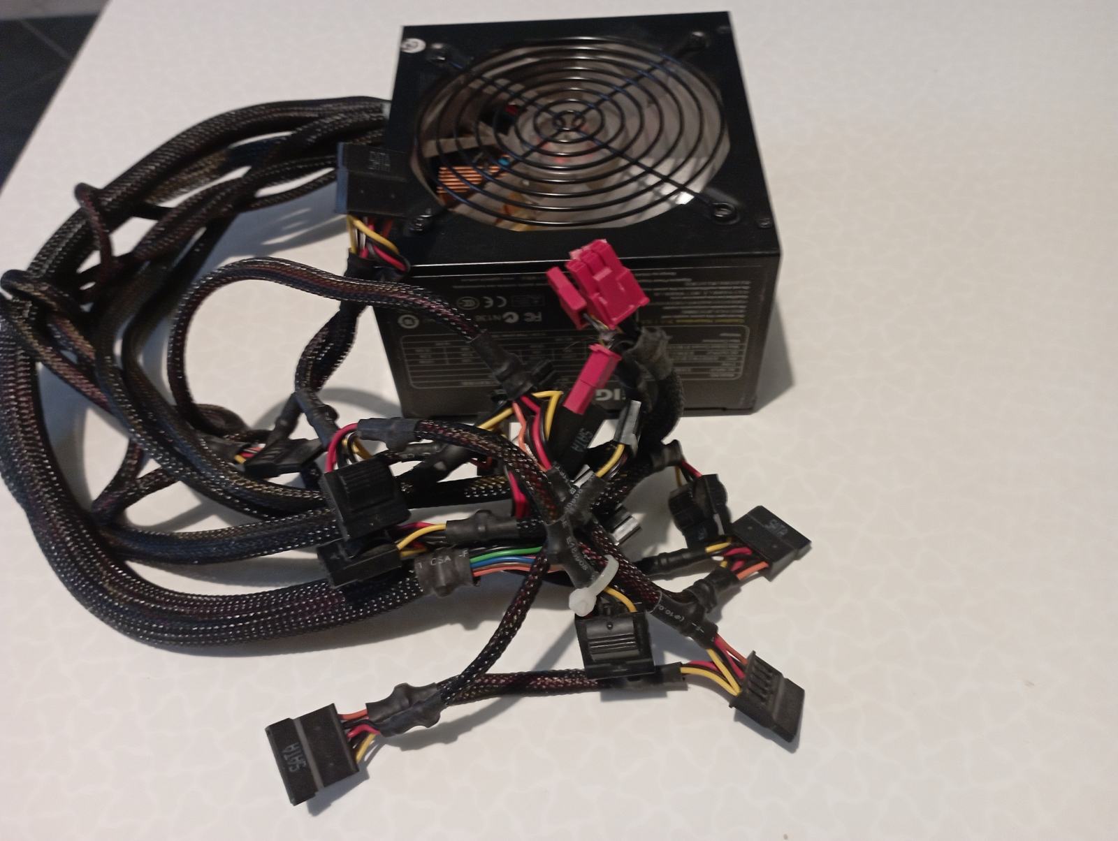 Napajalnik za računalnik GIGABYTE 720W