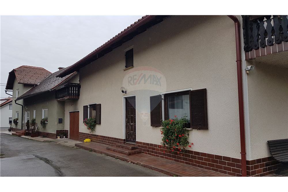 2 stanovanjski hiši in večji gospodarski objekti (prodaja)