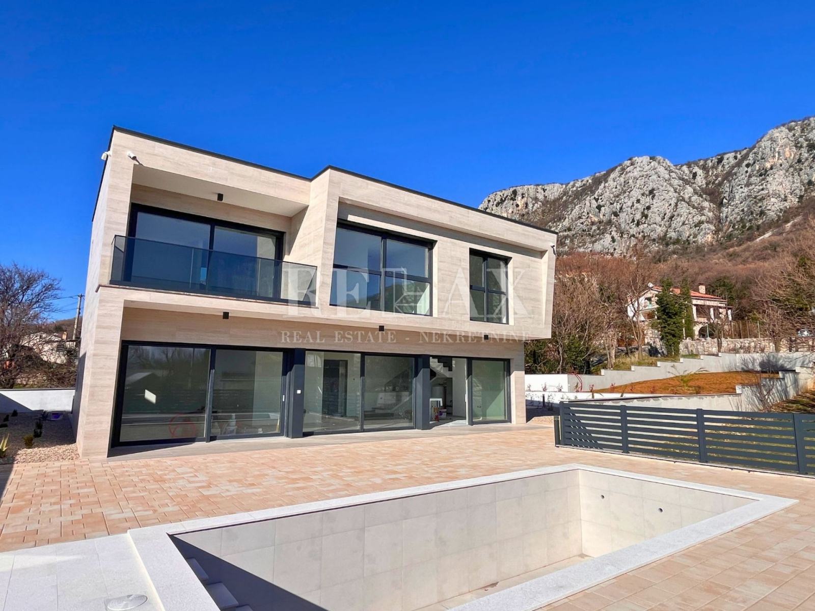 Bribir - vila z bazenom in velikim vrtom (prodaja)