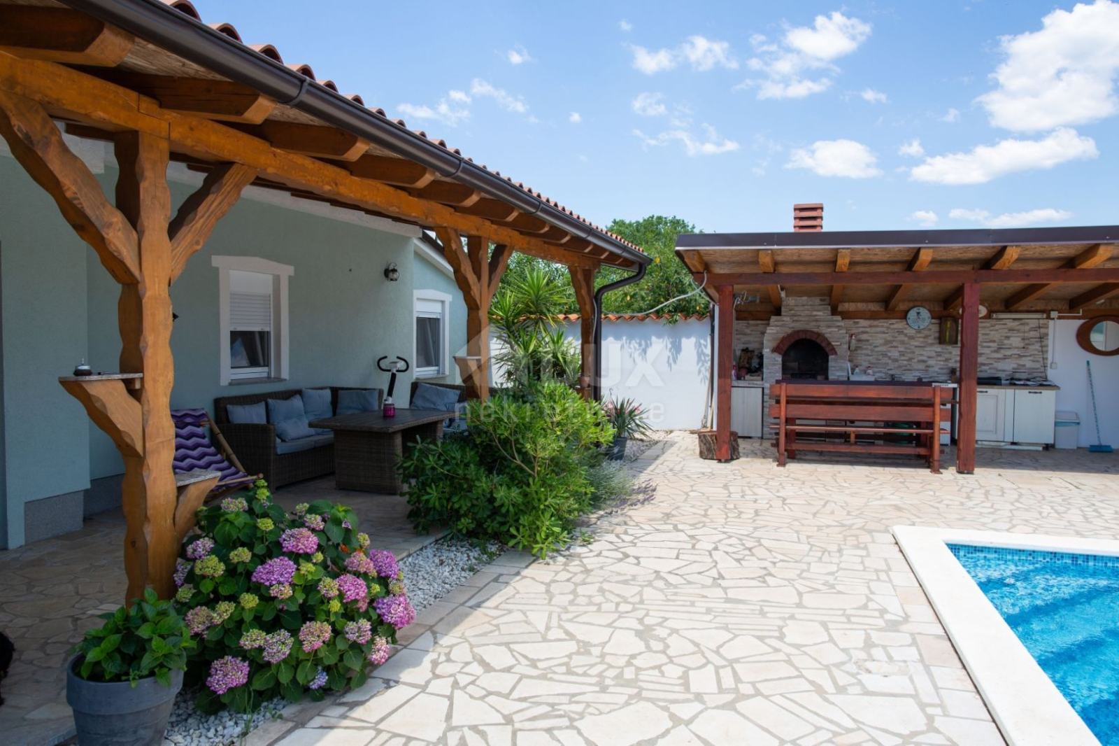 ISTRA, POMER Čudovita počitniška hiša blizu morja! (prodaja)