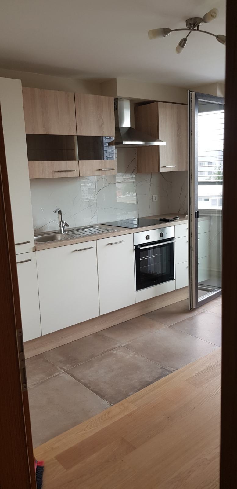 Ljubljanska 7B -Nasproti UKC (oddaja)