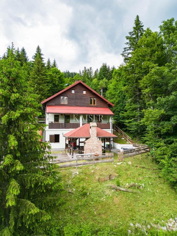 Mrkopalj, Sunger - počitniška hiša z dvema apartmajema (prodaja)