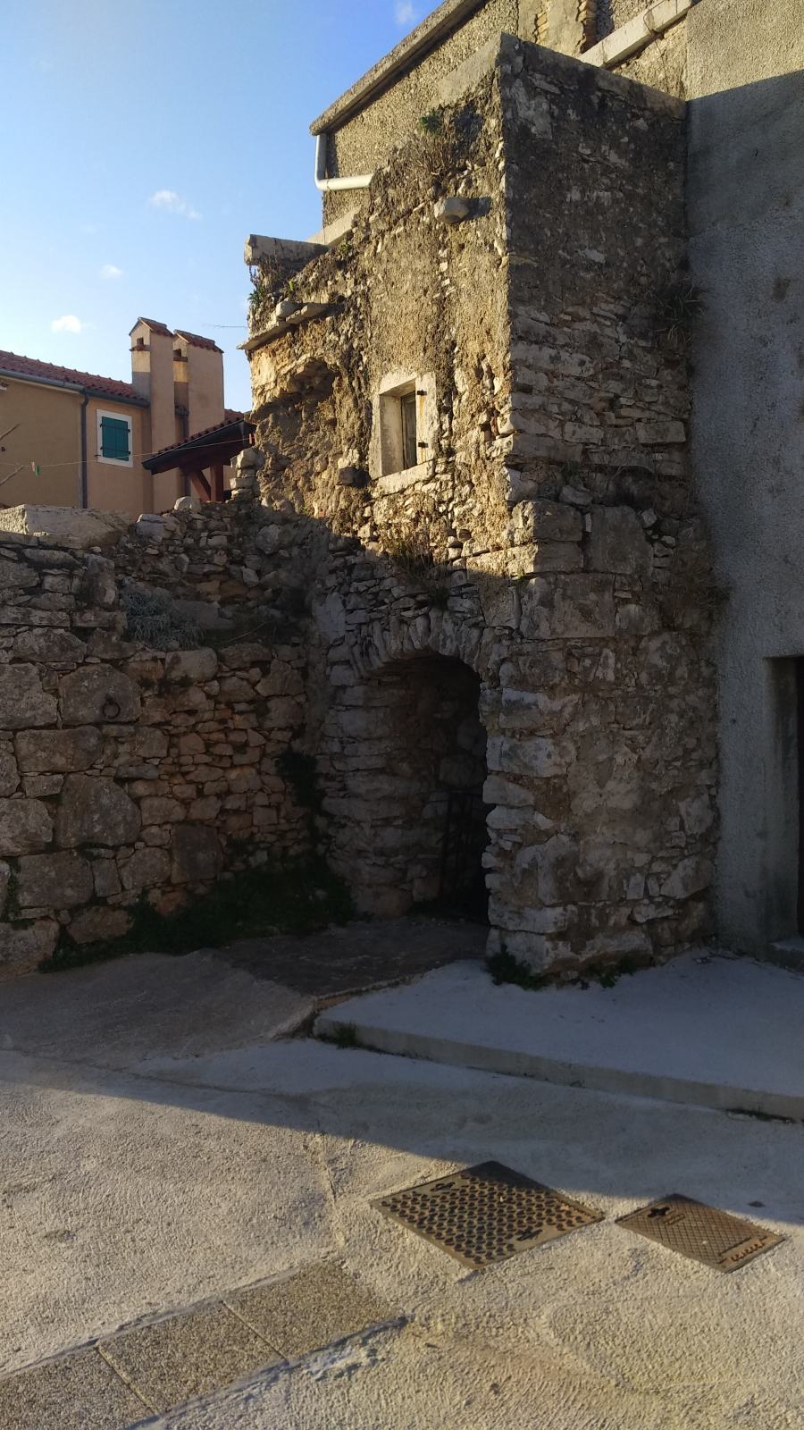 Orlec, Cres, stara kamena hiša (prodaja)