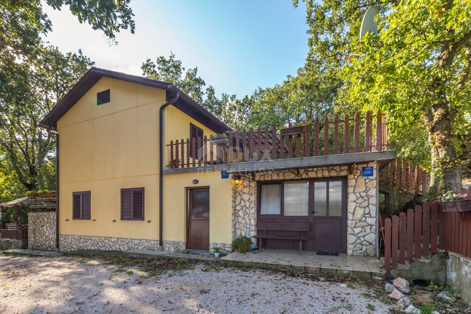 OTOK KRK, RISIKA - Apartmajska hiša z velikim vrtom (prodaja)