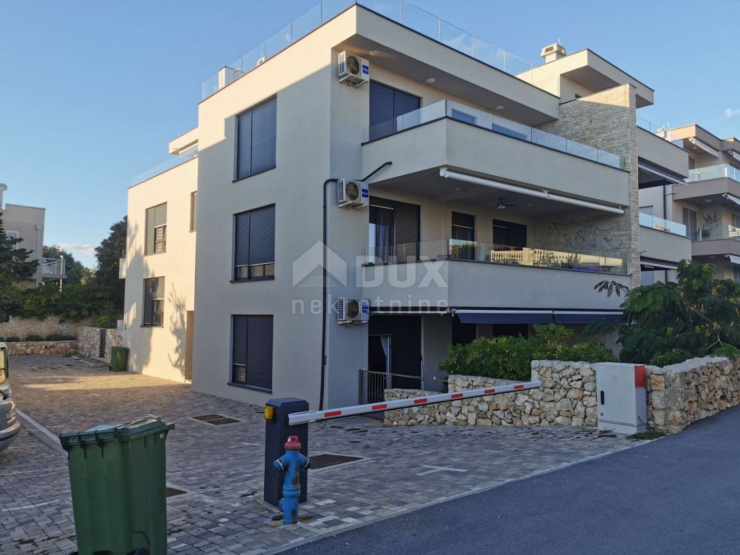 OTOK PAG, MANDRE - 2 sobno stanovanje v luksuzni novogradnji (prodaja)
