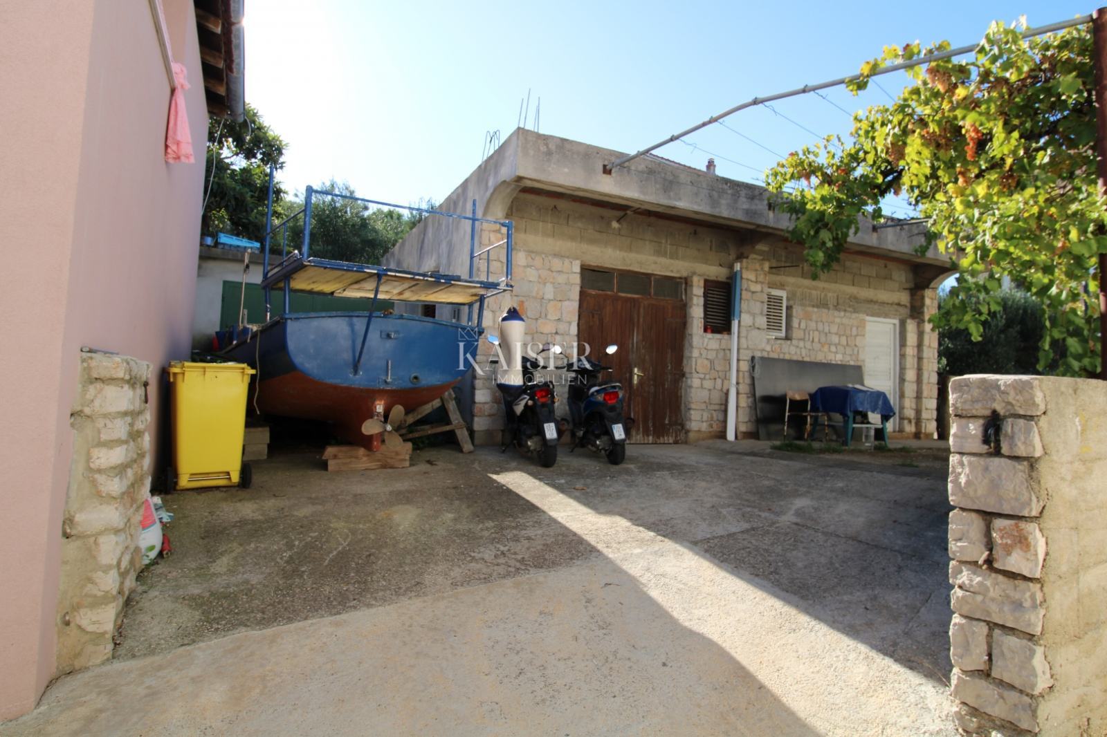 Salii - hiša v centru, druga vrsta ob morju (prodaja)