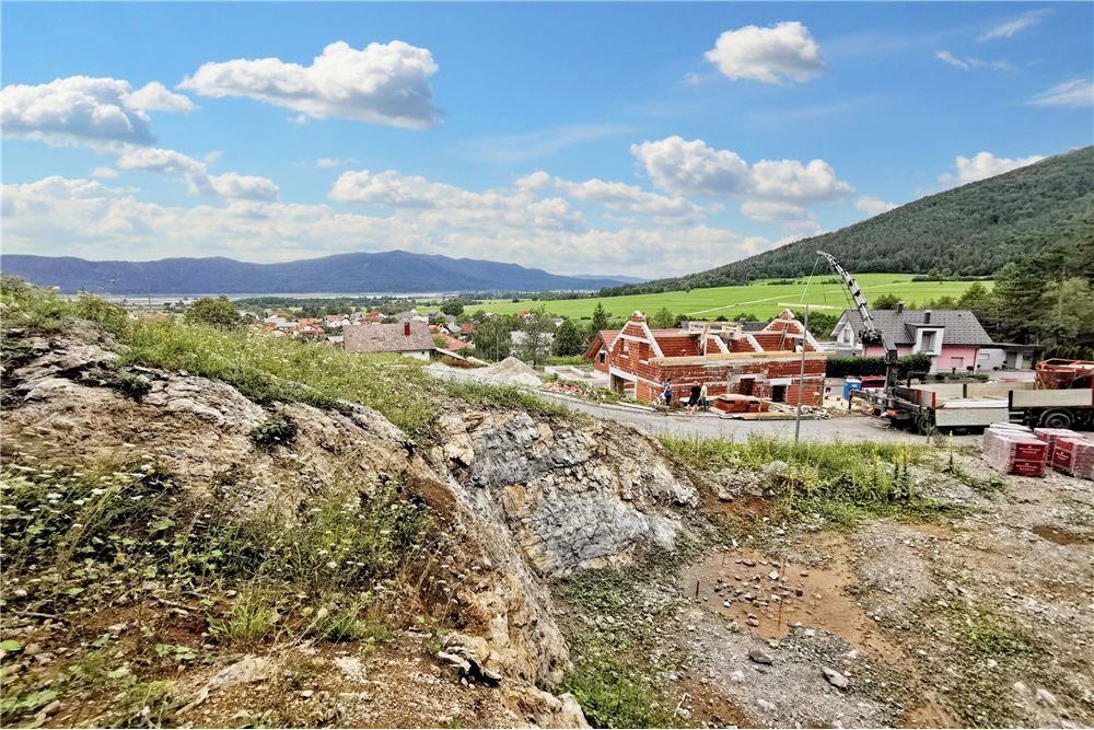 Zemljišče za gradnjo z gradbenim dovoljenjem