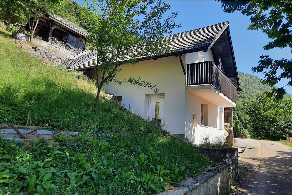 ZIDANICA NAD STRAŽO Z RAZGLEDOM NA REKO KRKO (prodaja)