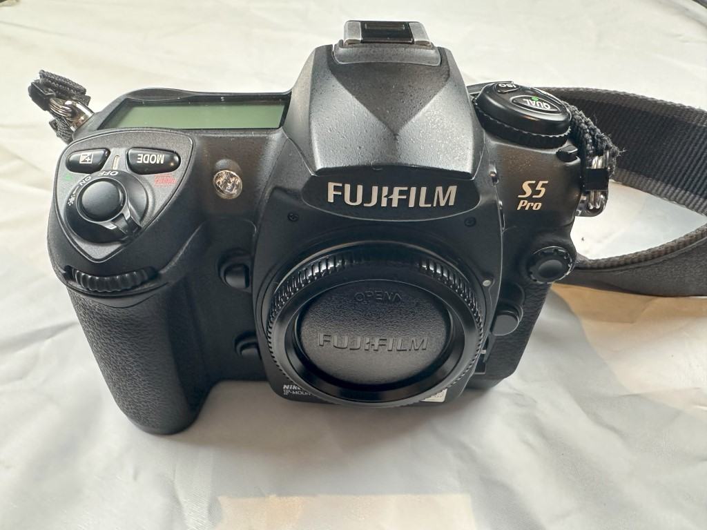 Fujifilm Finepix S5 Pro z Nikon D200 body-jem