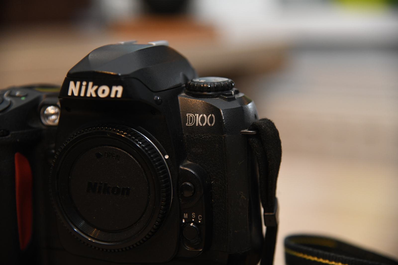 NIKON D100 body + baterijsko držalo ORIGINAL