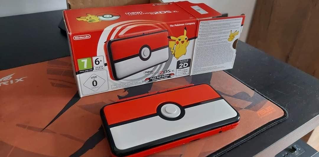 Nintendo 2ds pokeball edition