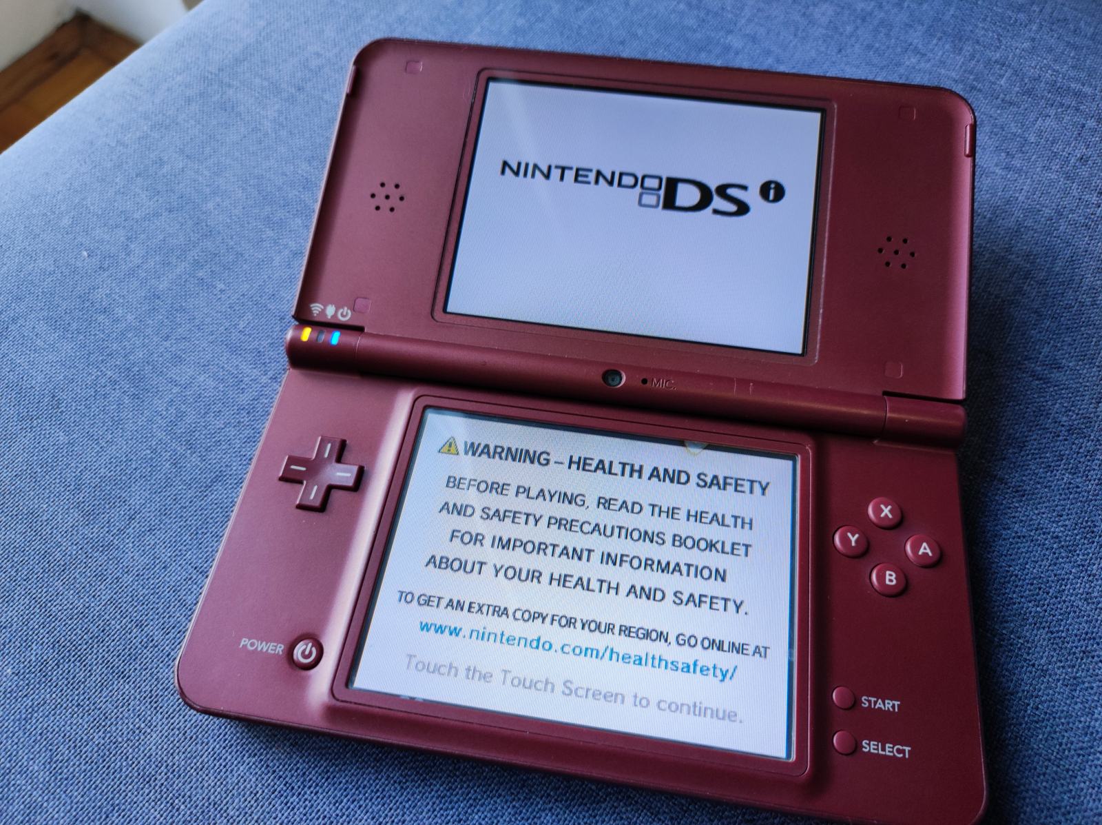 Nintendo DSi XL rdeče barve