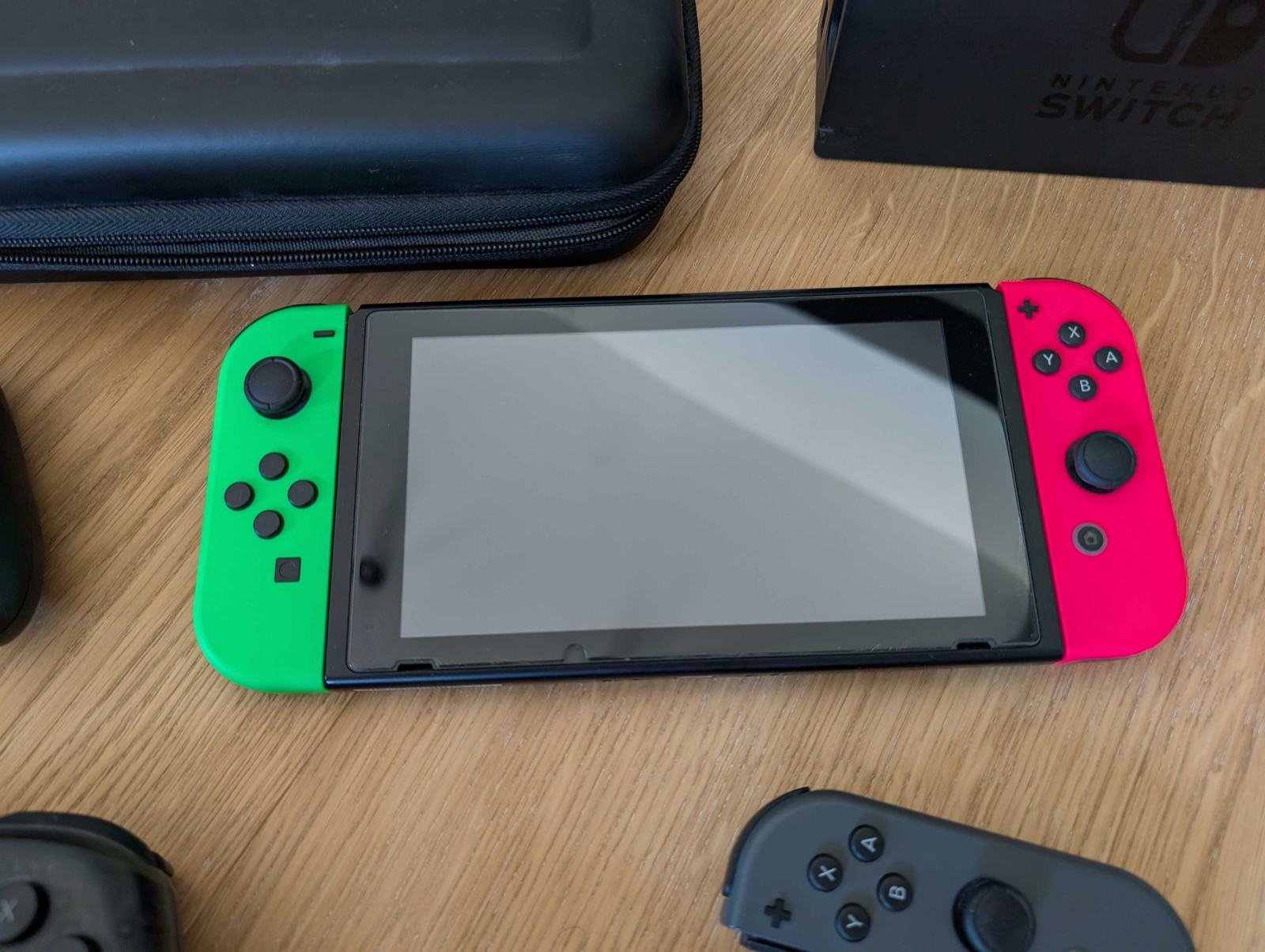 Nintendo Switch + 2 Joy con + Pro controller + Ovitek