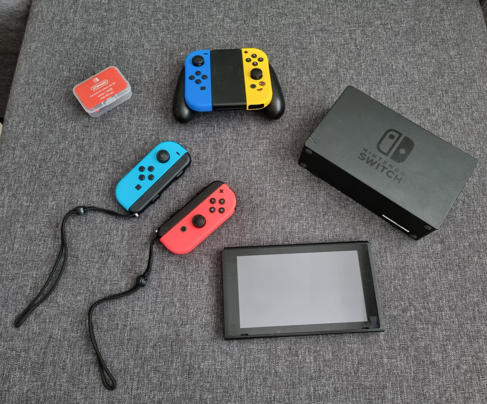 Nintendo Switch + 2x kontroler + RCM Loader + Spominska kartica