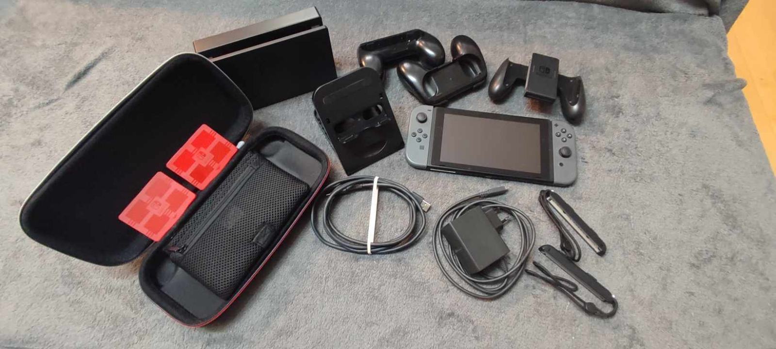 NINTENDO Switch z dodatki + gratis igra