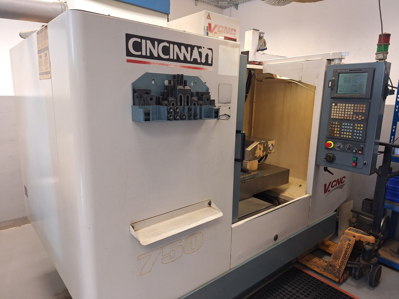 4 osni CNC obdelovalni center Cincinnati V-CNC 750