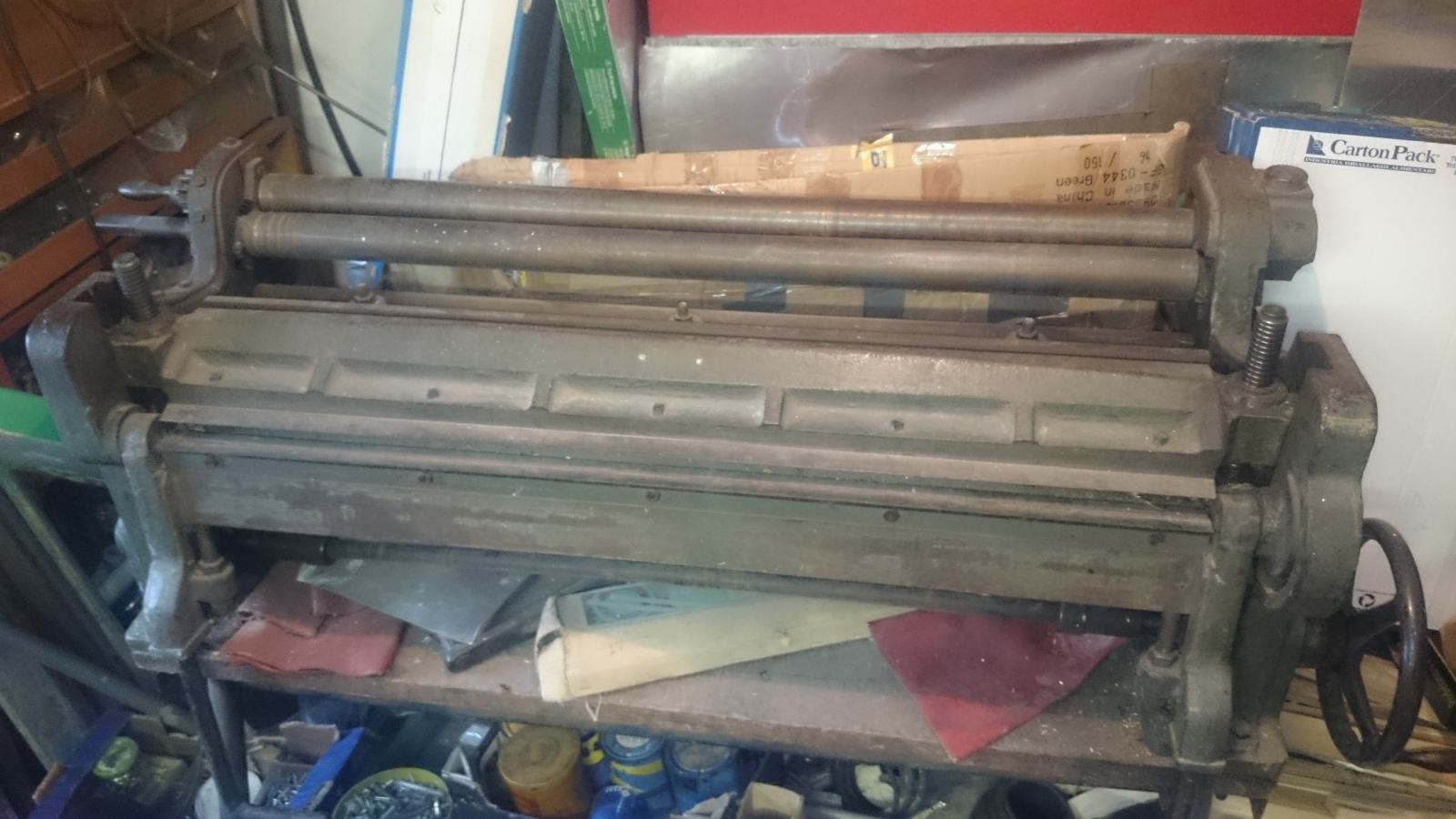 Stroj za ukrivljanje in valjanje pločevine